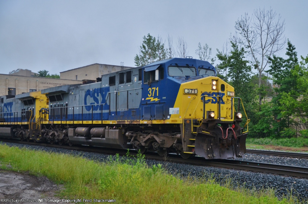 CSX 371 looks nice here.